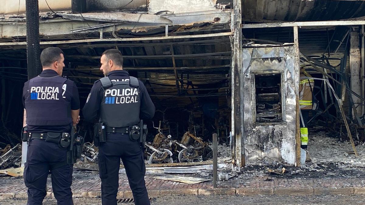 INCENDIO EN IBIZA: Los bomberos tuvieron que hacer butrones para ...