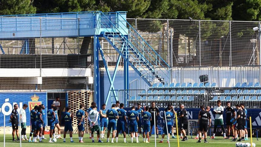 Charla de David Navarro antes del entrenamiento del Real Zaragoza en la ...