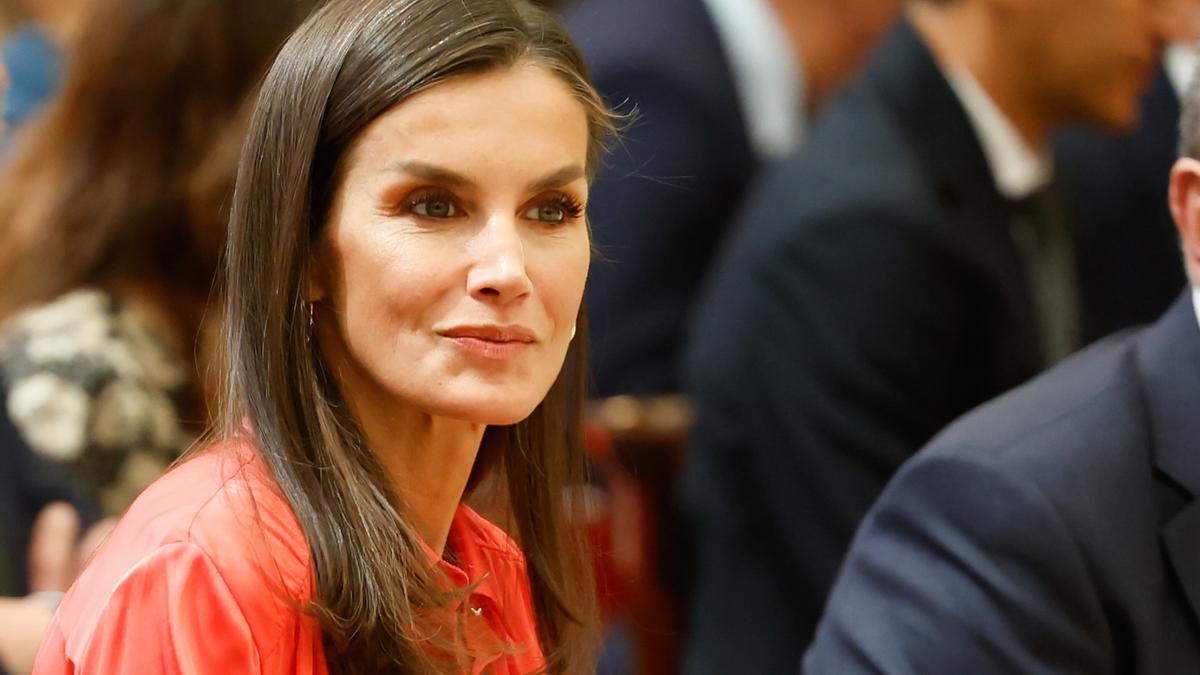 REINA LETIZIA HOY | El conjunto de blusa y falda de cuero coral que la ...