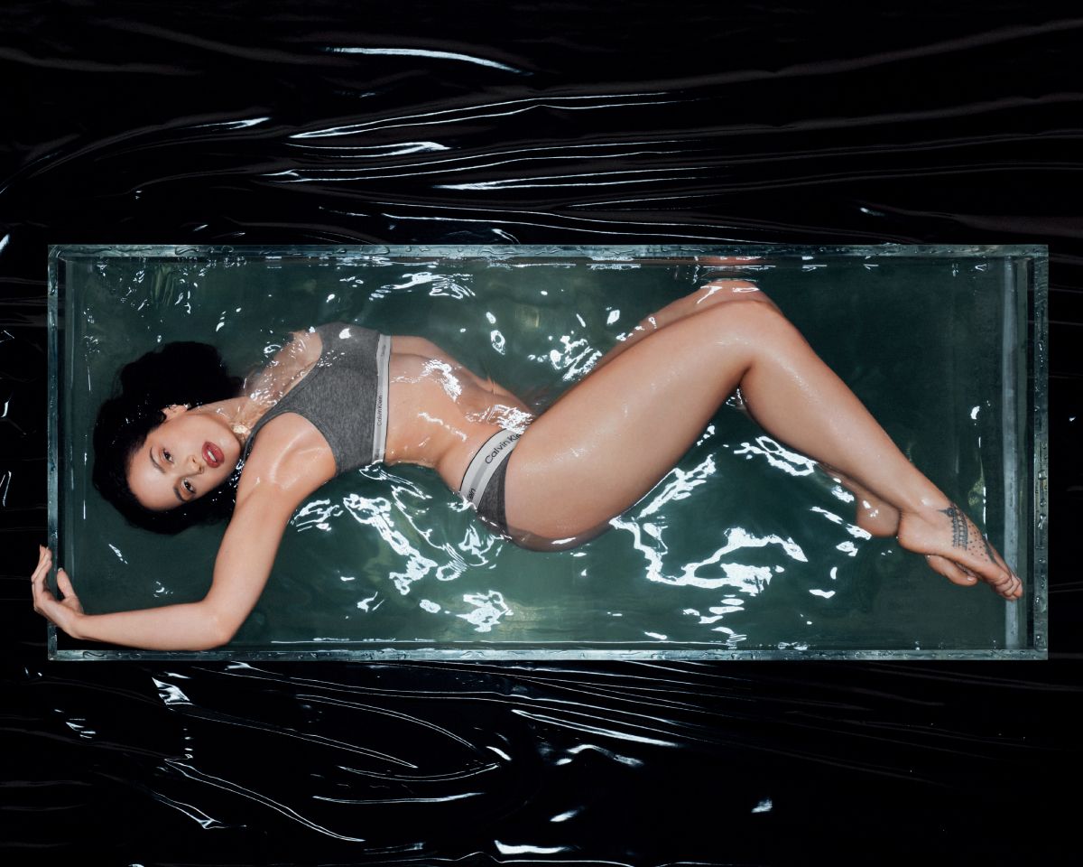 ROSALÍA CALVIN KLEIN | Rosalía en ropa interior y una serpiente: así es ...