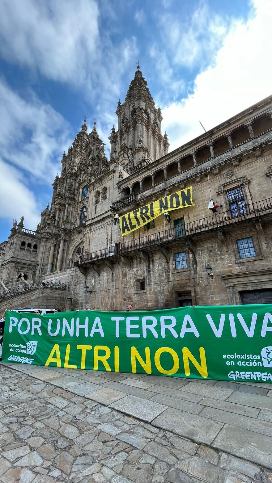 PROTESTA ALTRI SANTIAGO | Greenpeace cuelga una pancarta en la Catedral ...