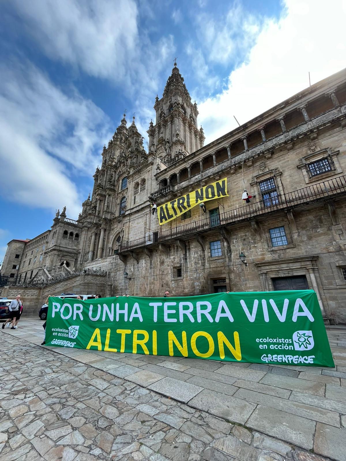 PROTESTA ALTRI SANTIAGO | Greenpeace cuelga una pancarta en la Catedral ...