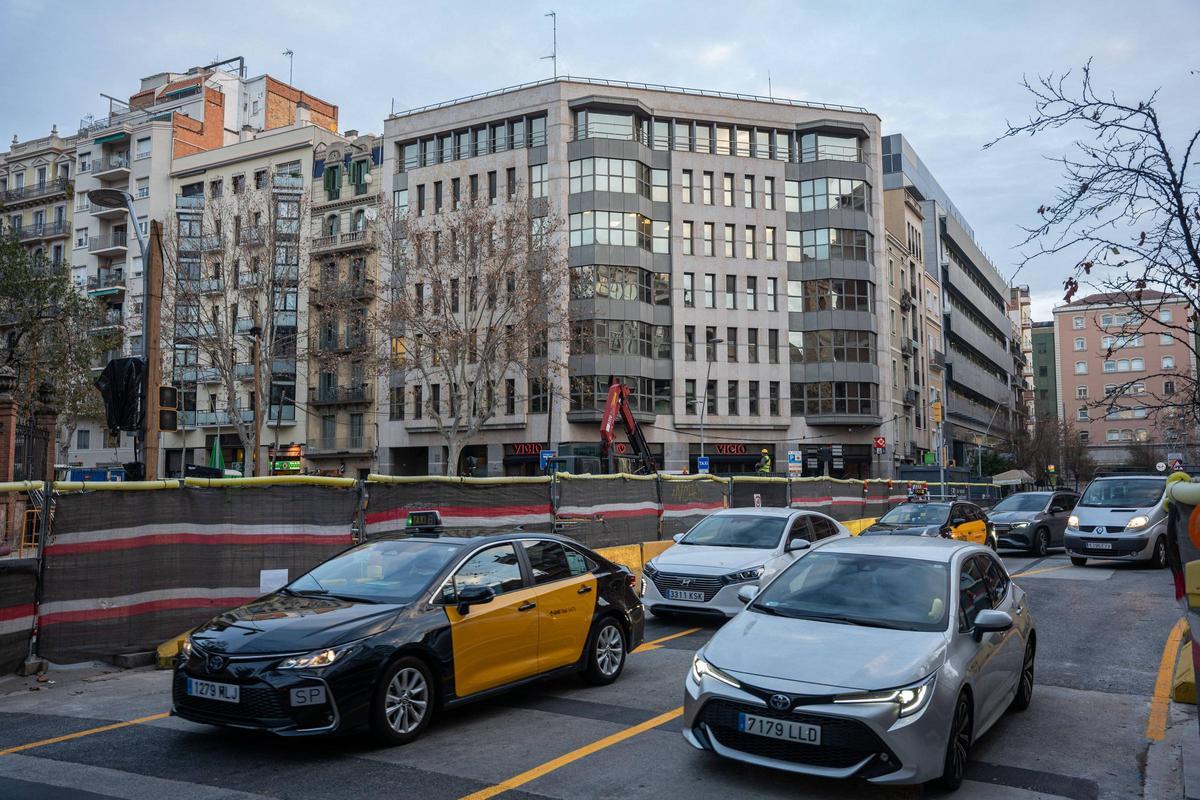 El corte de Urgell por obras transforma Rosselló en una caravana ...