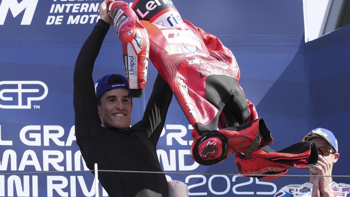 Lo que no se vio del Gran Premio de San Marino: el 'desnudo' de Marc para celebrar a lo Messi ...