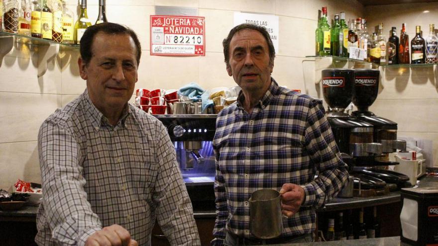 Toni y Manolo cierran su ciclo en la barra de la cafetería Tenampa ...