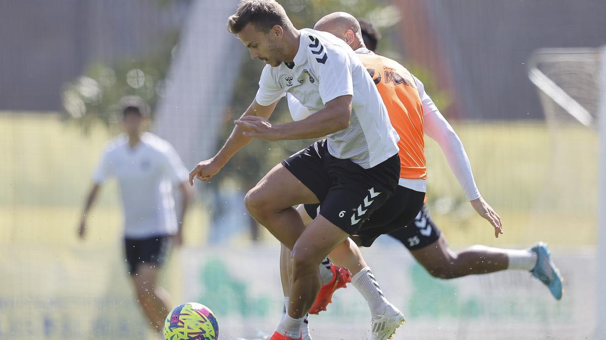 UD Las Palmas-Levante: Fabio González y Eric Curbelo portan el ...