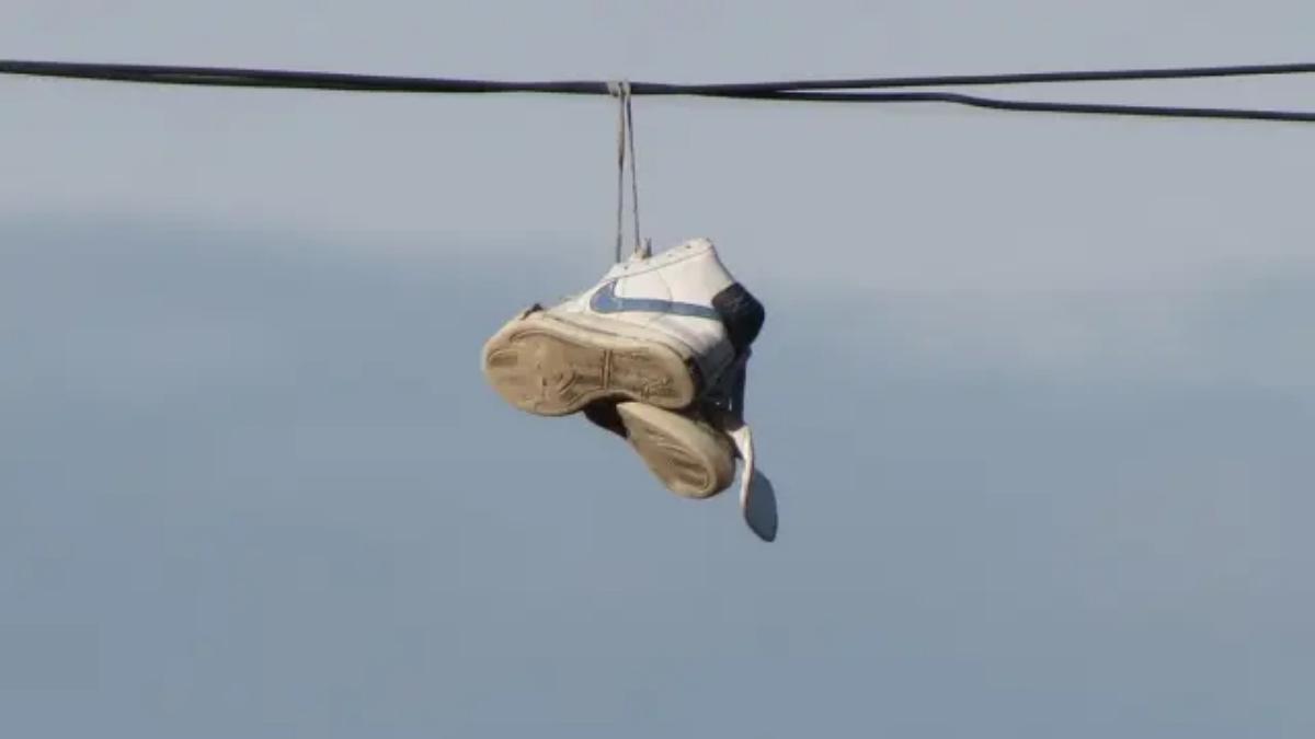 ¿Qué significan las zapatillas colgadas en los cables de la luz?