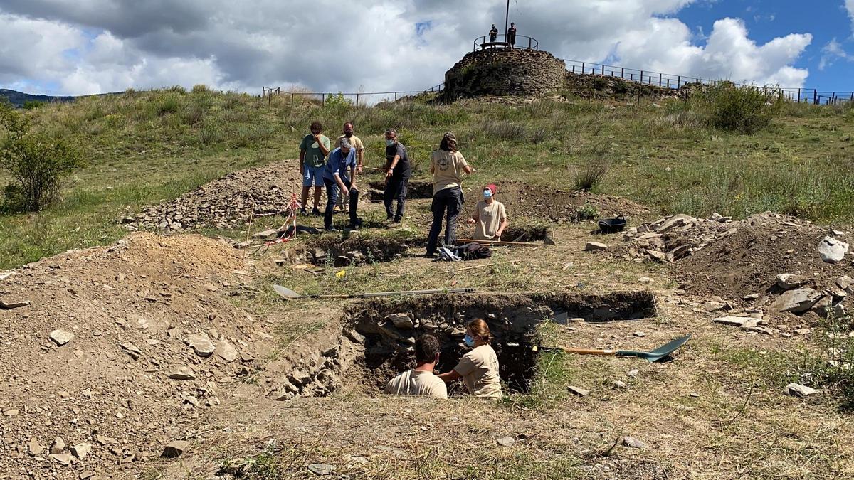 Llívia troba restes de la muralla de llevant del castell
