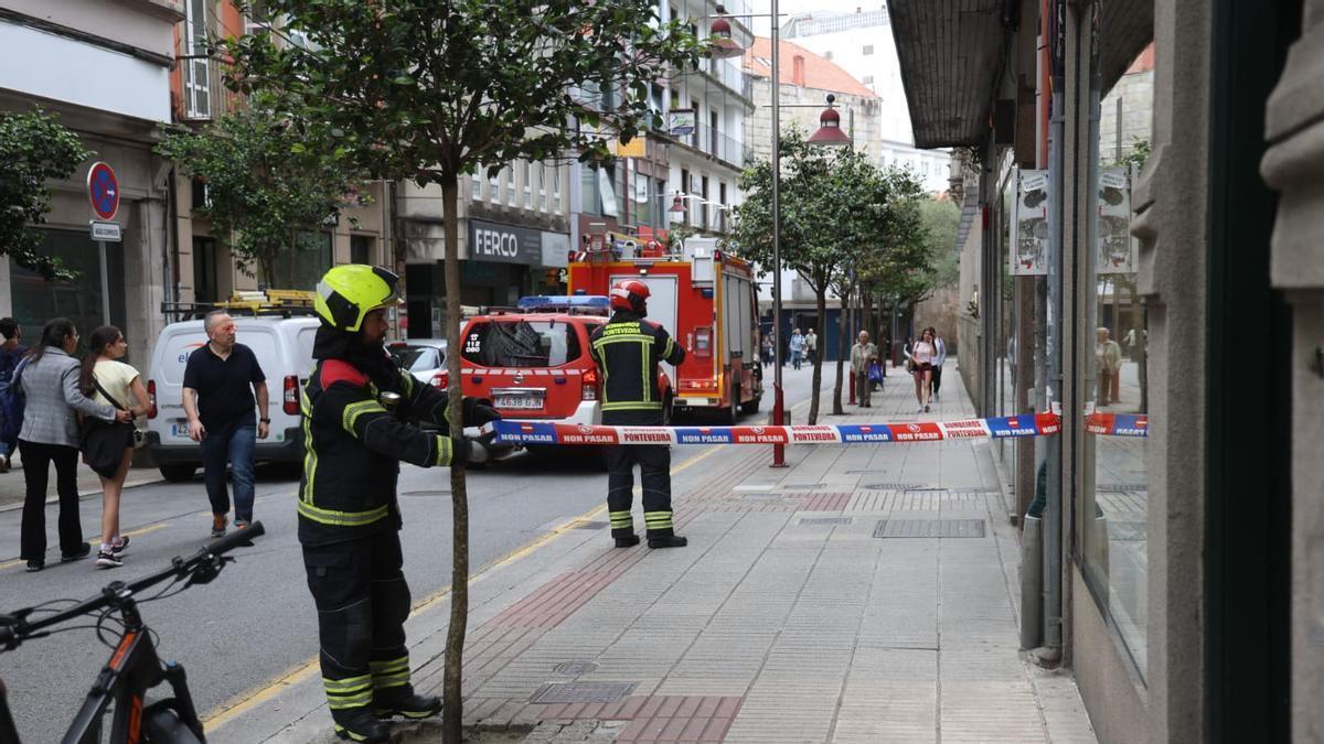Cortada la calle García Camba de Pontevedra por un fuerte olor a gas