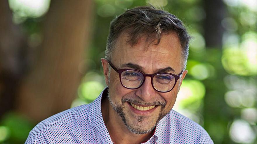 Rafael-José Díaz publica ‘Bajo los párpados de quien se aleja’