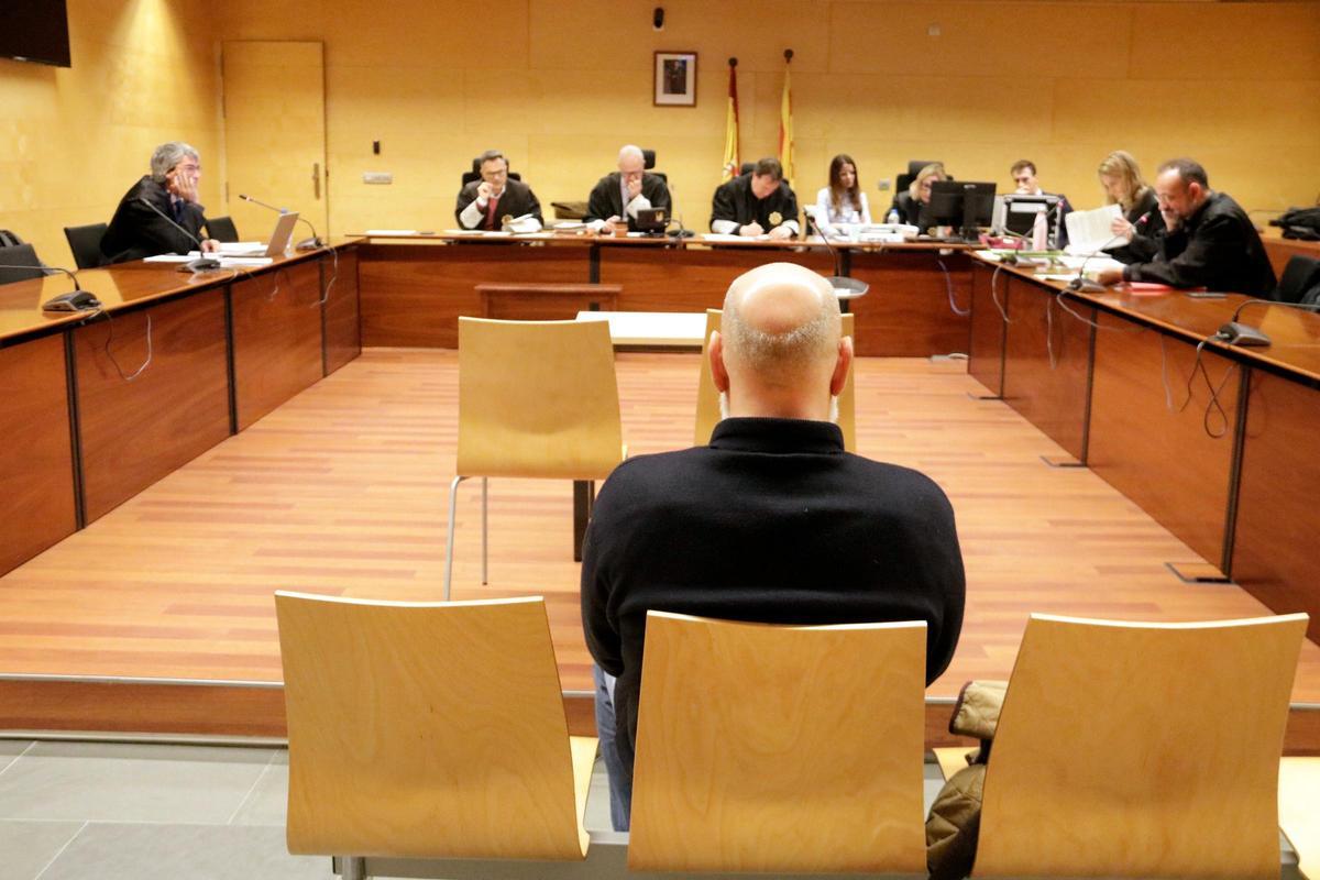 Jutgen un acusat que afronta 8 anys de presó per abusar d'una companya ...