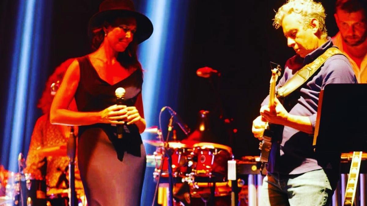Bárbara Breva actúa con el guitarrista Fabián Barraza en el festival ...