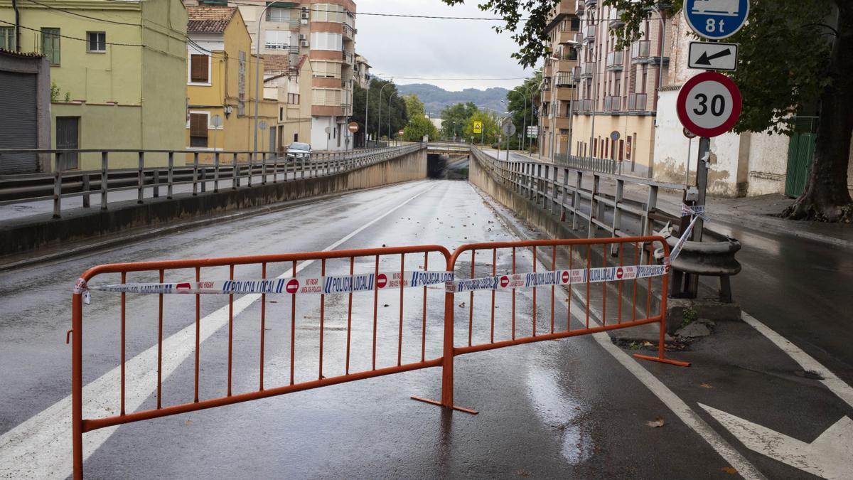 Cortan un paso inferior en Xàtiva por las lluvias