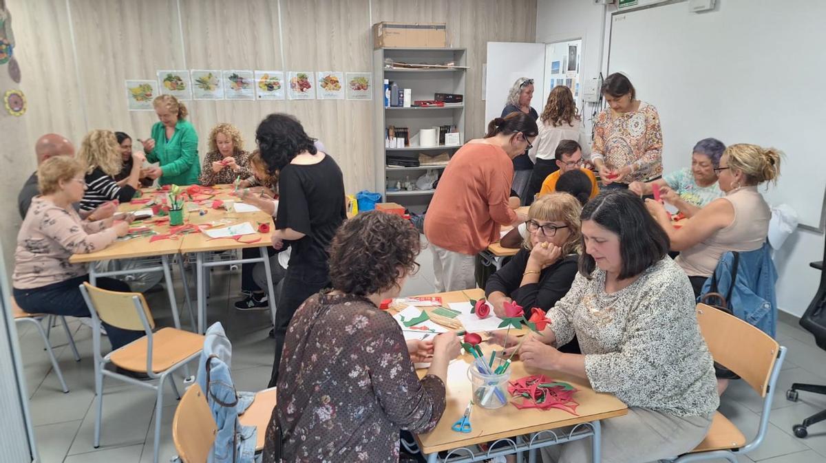 Rosas, libros y cómics para celebrar Sant Jordi en el CEPA de Cala de Bou