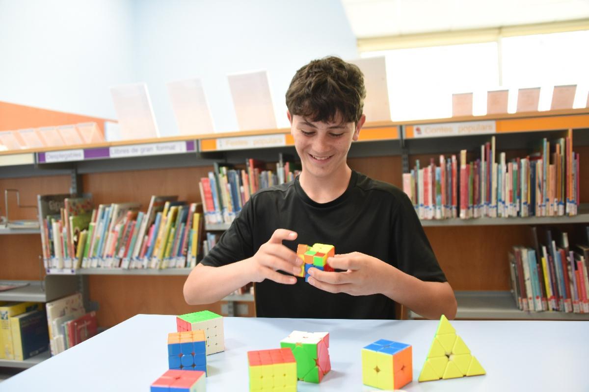 RUBIK | Arnau Sucarrats, el santpedorenc que resol els cubs de Rubik en ...