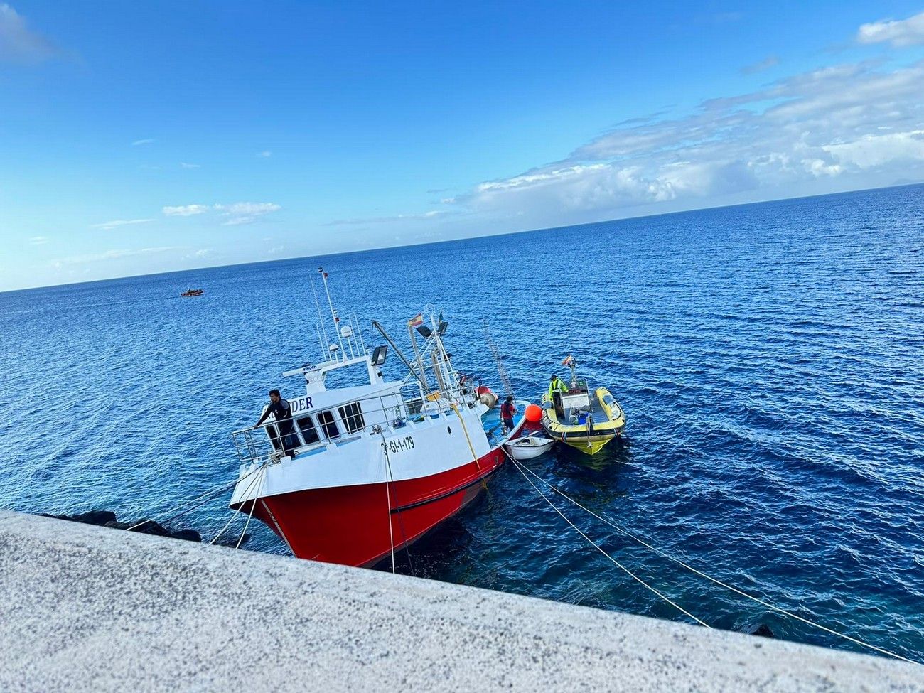 FOTOS: Un pesquero encalla en el muelle de La Tiñosa en Lanzarote