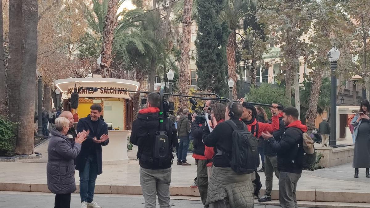 Xuso Jones, pillado en pleno centro de Elche con "Lo sabe, no lo sabe"