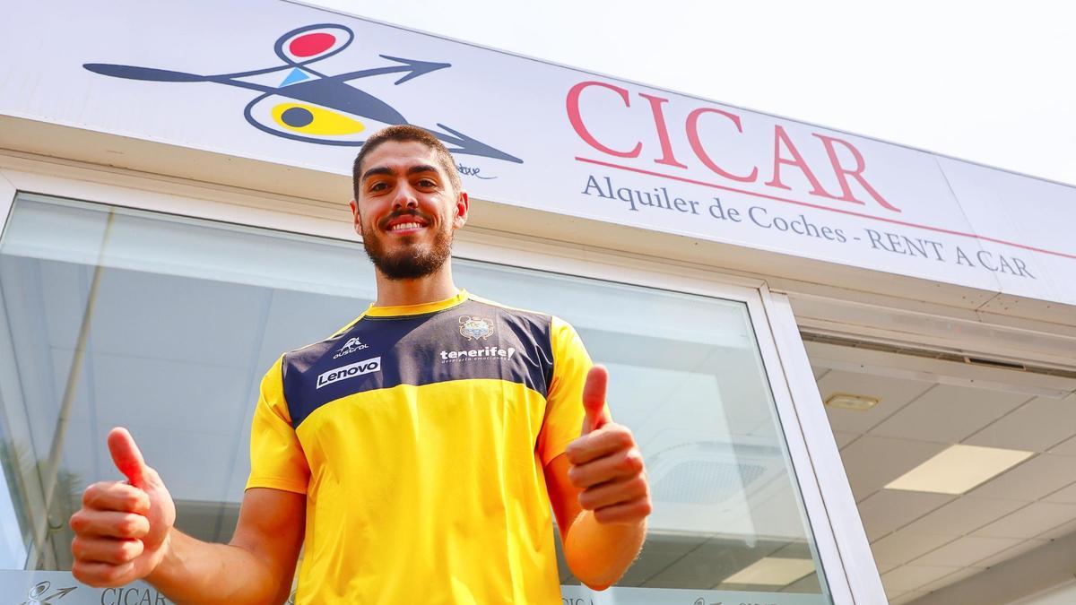 LENOVO TENERIFE: El jugador del Lenovo Tenerife Edgar Vicedo aterriza ...