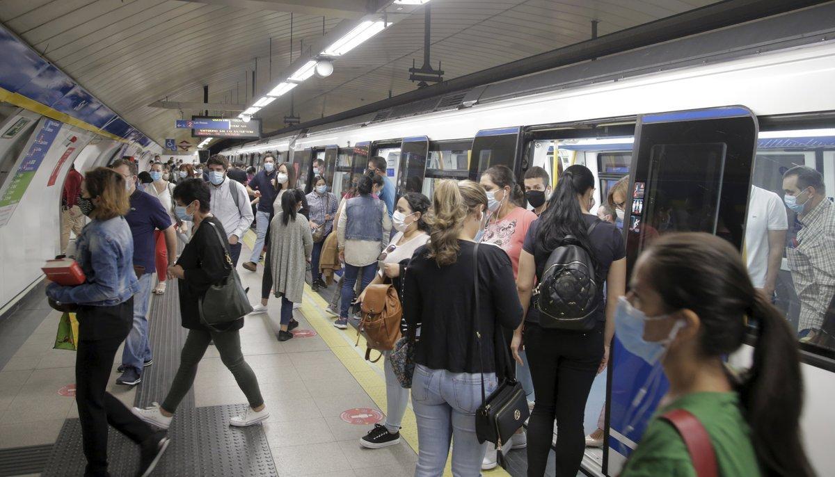 "No entiendo que nos atropellemos para entrar en un vagón de metro"