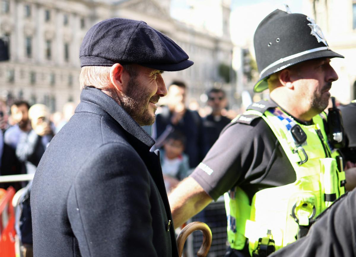 David Beckham presenta sus respetos a la reina Isabel II tras guardar ...