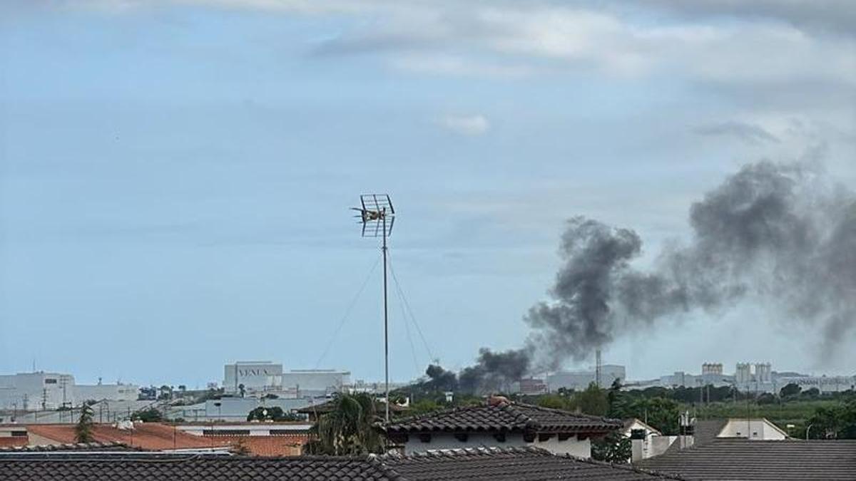 Intensa columna de humo negro sobre Nules por el incendio de una ...