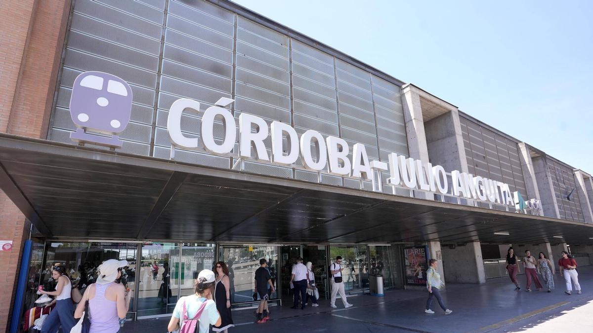 Adif instala el rótulo definitivo de la estación de trenes Córdoba ...