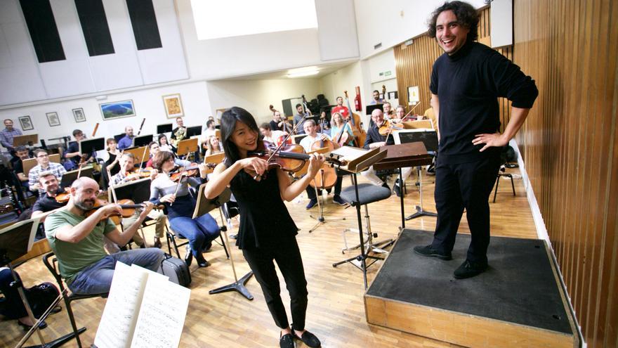 La Sinfónica, en manos de Ilyich Rivas y de la violinista surcoreana ...