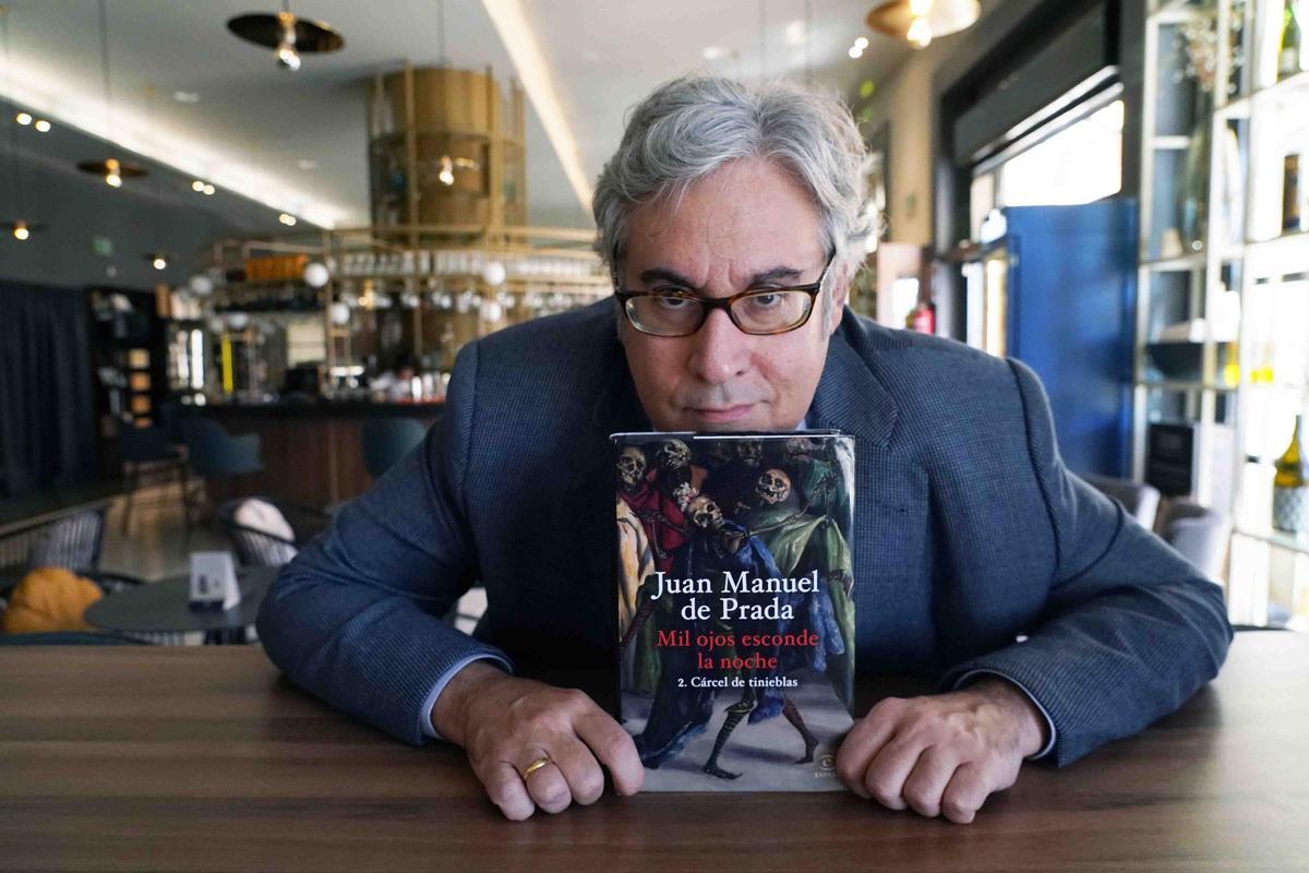 ENTREVISTA A JUAN MANUEL DE PRADA | "El mal no se rodea de pólvora ni ...