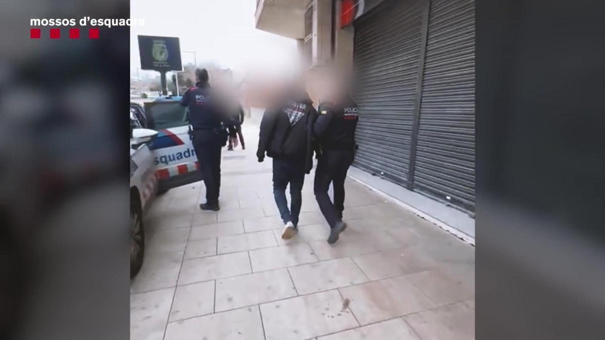 Detenidos dos hombres y una mujer por robos violentos y amenazas a víctimas que habían conocido ...