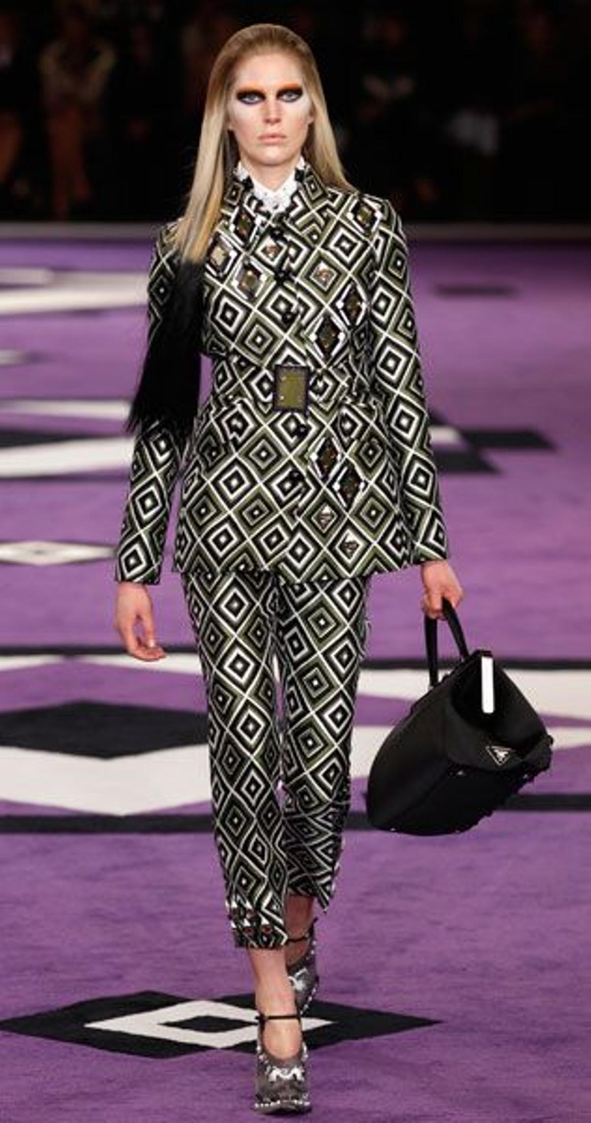 Prada y sus estampados geométricos en Milán - Woman