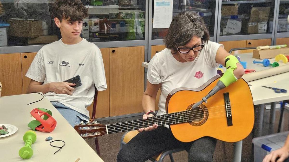 Maquillarse, cortar el pan, tocar la guitarra: una nueva prótesis de ...