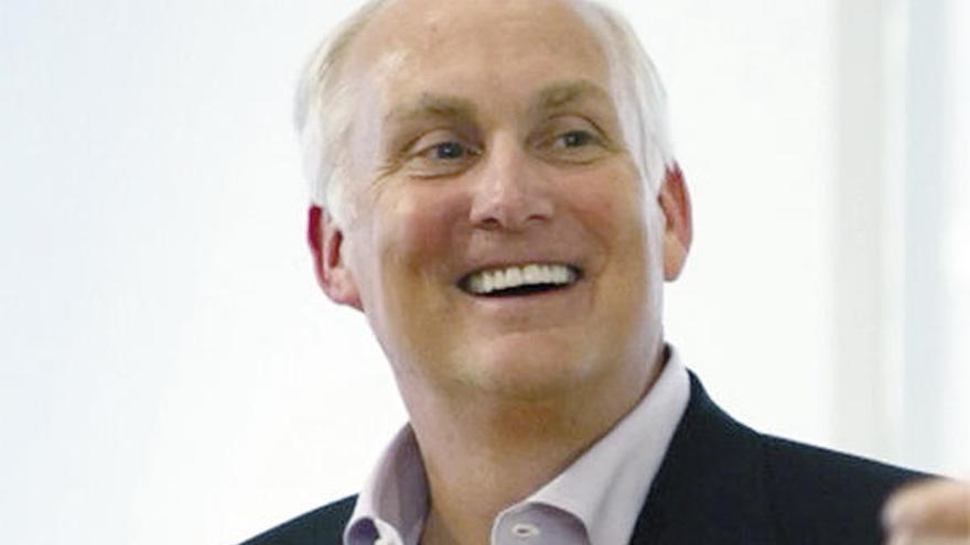 Fallece el presidente de American Express tras enfermar en pleno vuelo ...