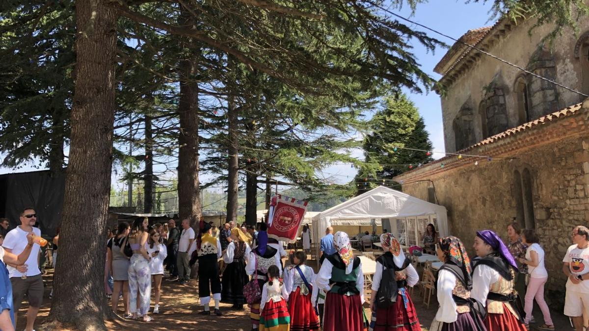 Baile de multitudes en Cenero - La Nueva España