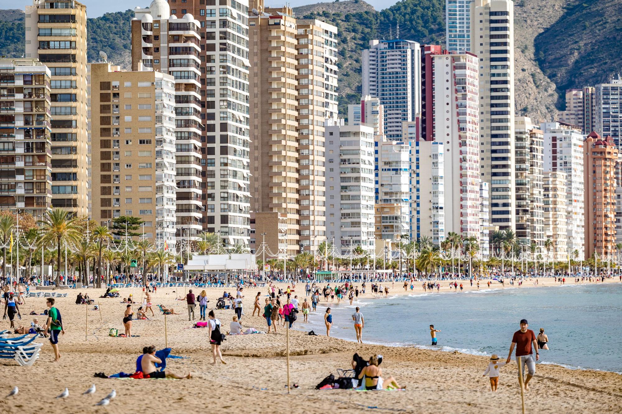 Ambiente turístico y buen tiempo en Benidorm el día de La Constitución