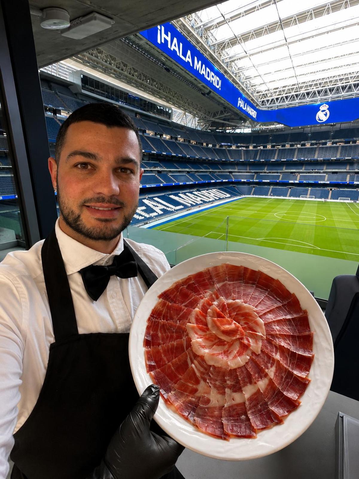 José Luis Íñigo Azores, un cortador de jamón de palco VIP
