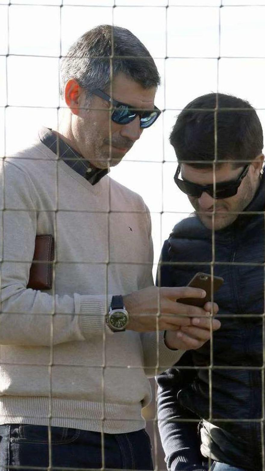 Los agentes Pepe Mesas y De Lucas, de visita en Mareo - La Nueva España