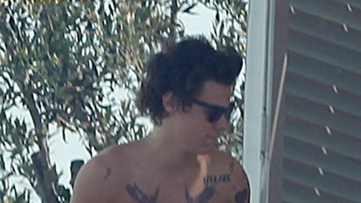 Harry Styles presume de torso tatuado en Barcelona - Cuore