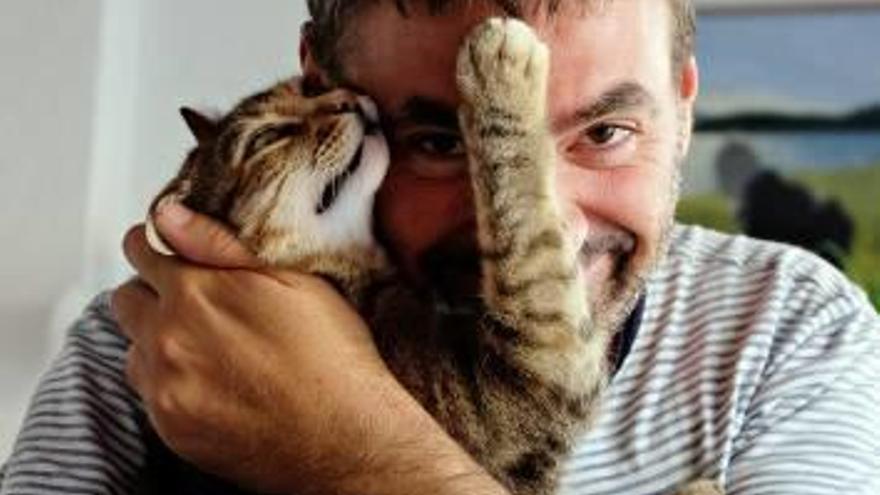 Felinos y amos que explican los roles humanos