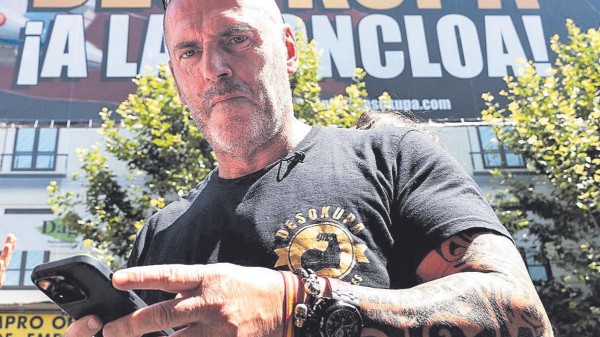 Desokupa actúa en Oviedo: Daniel Esteve celebra la marcha de tres ...