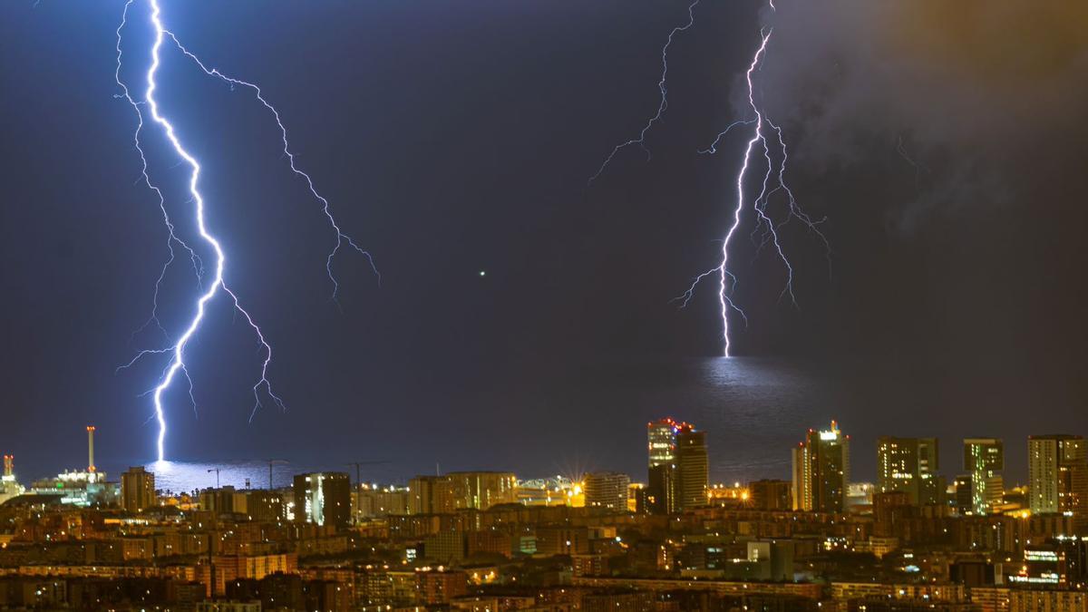 FOTOS | Así se ha visto la tormenta de madrugada sobre el mar de Barcelona