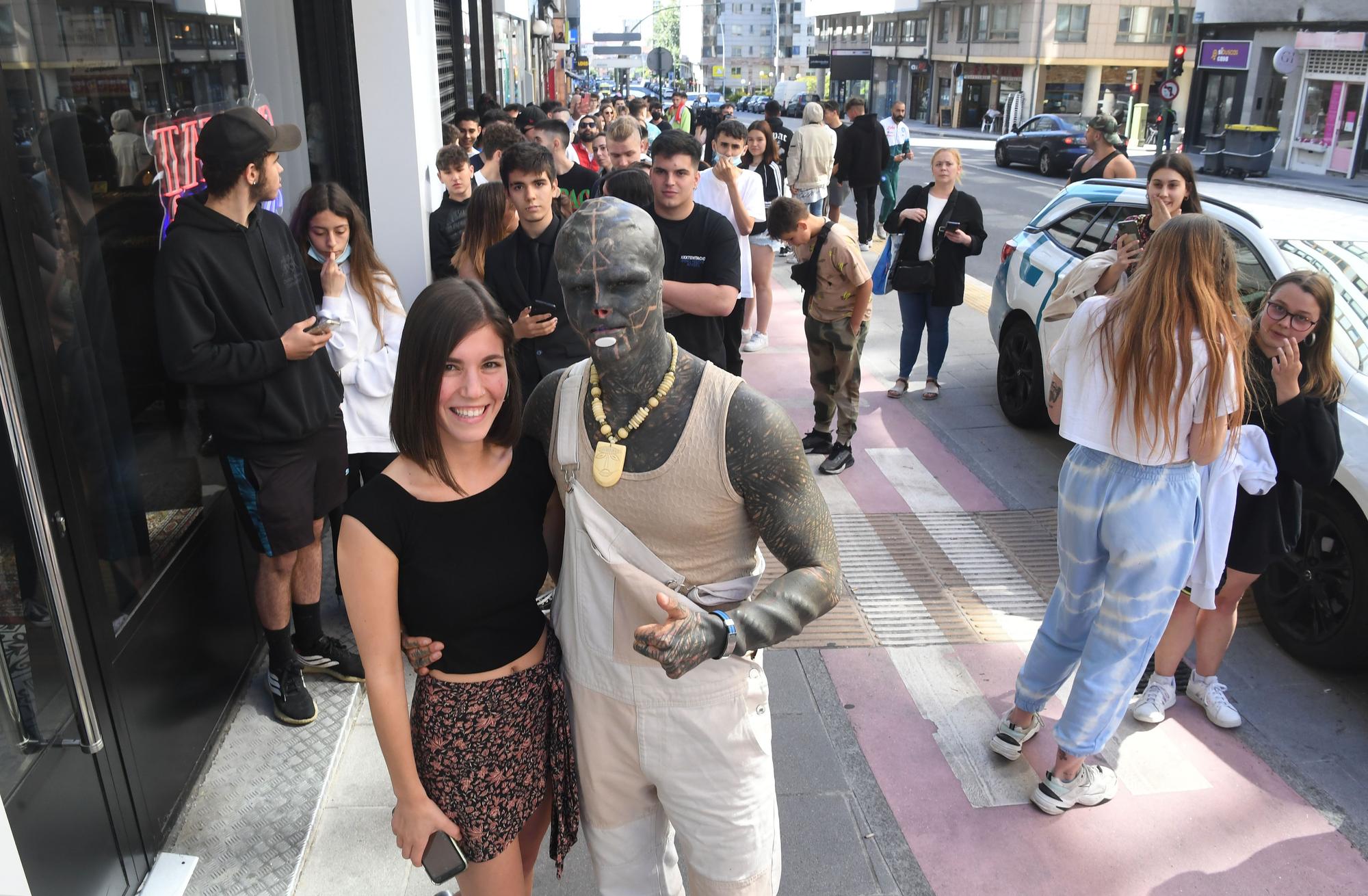 Black Alien, el hombre que aspira a convertirse en “alienígena”, visita ...