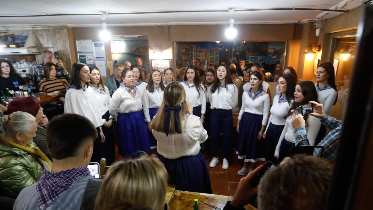 Los coros de Luanco unen generaciones: así se vive desde dentro el ...