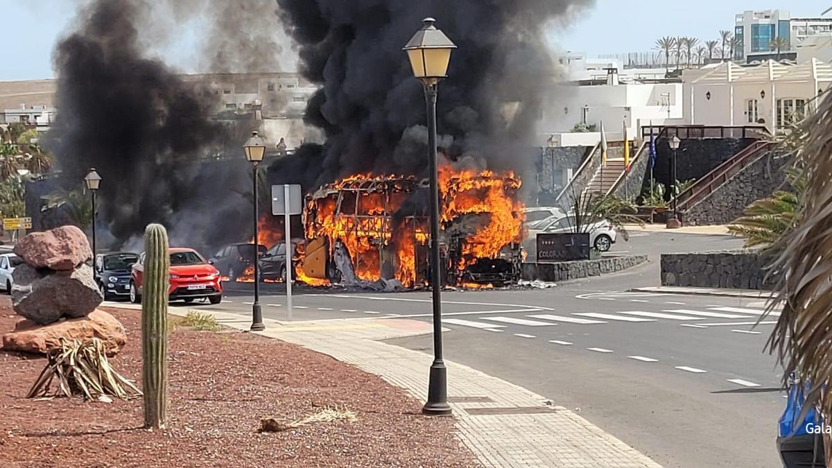 🚨ULTIMA HORA | Una guagua se incendia en una avenida del sur de Lanzarote