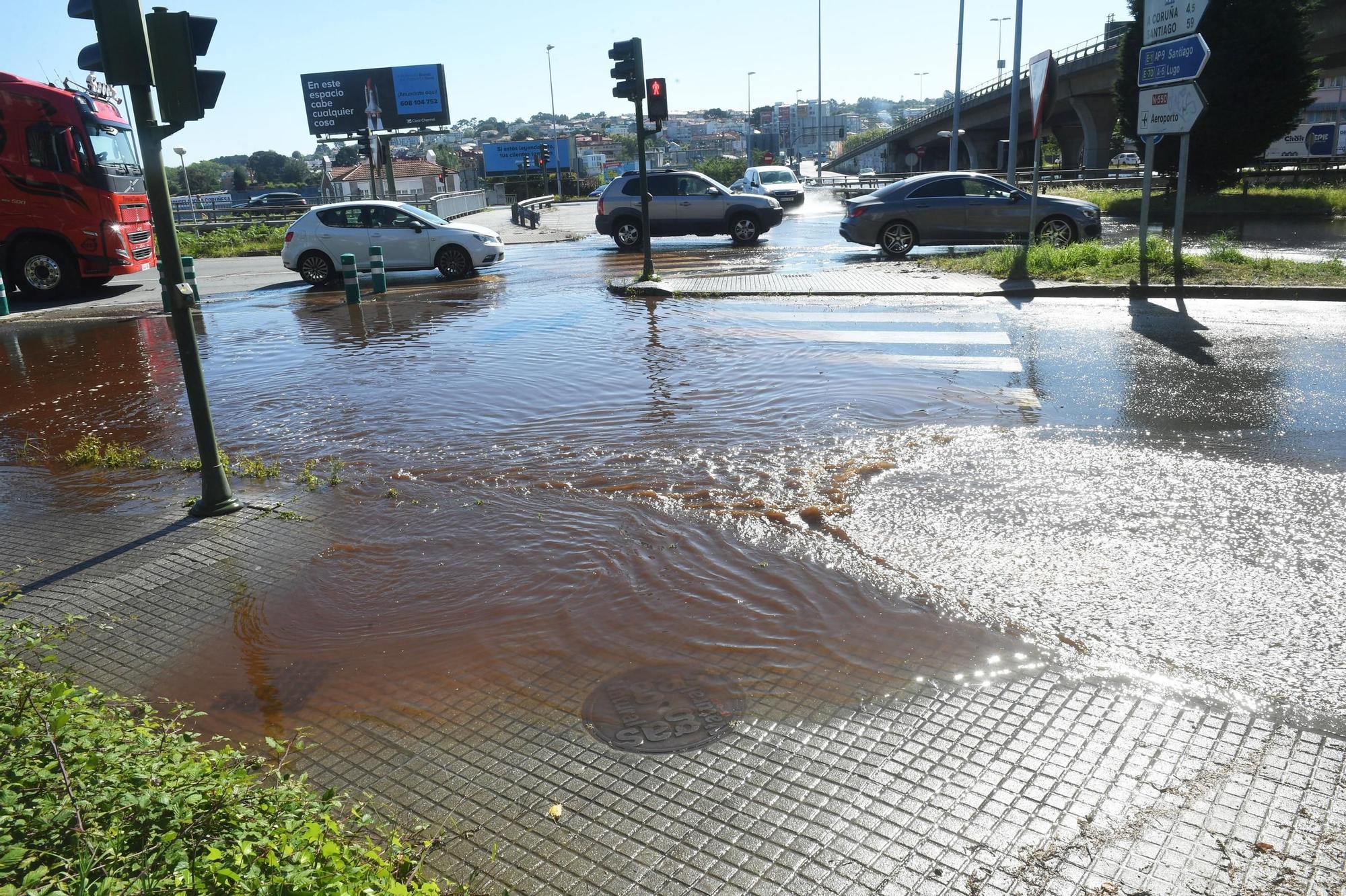 La rotura de una tubería provoca la inundación de la calzada en el ...