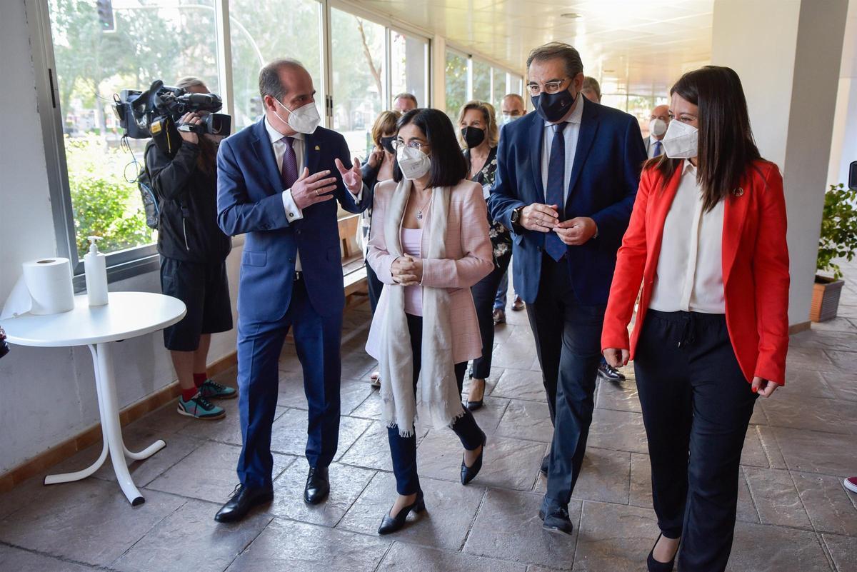 Darias avisa sobre los macrobotellones: "Las vacunas hacen su trabajo ...