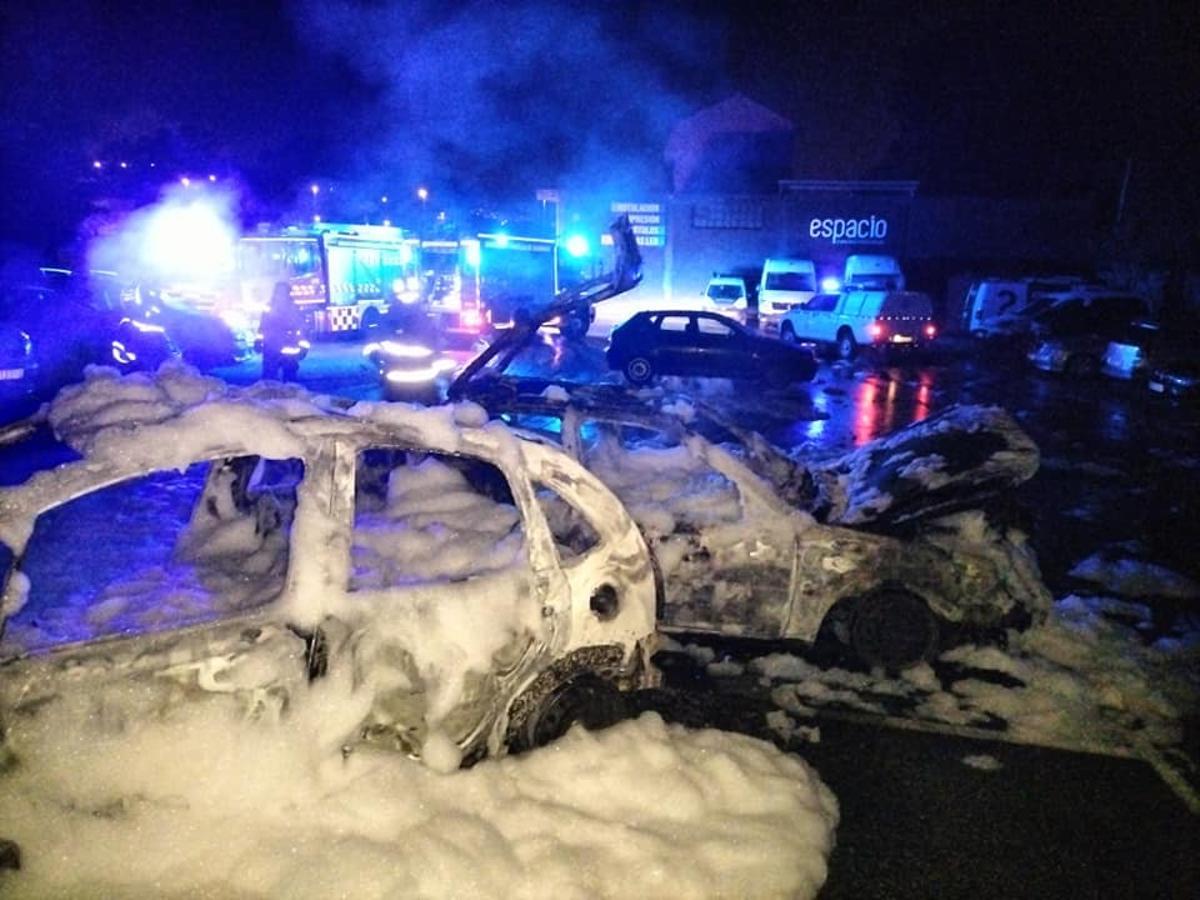 Dos coches calcinados y otros tres afectados por un incendio de madrugada en Poio - Faro de Vigo