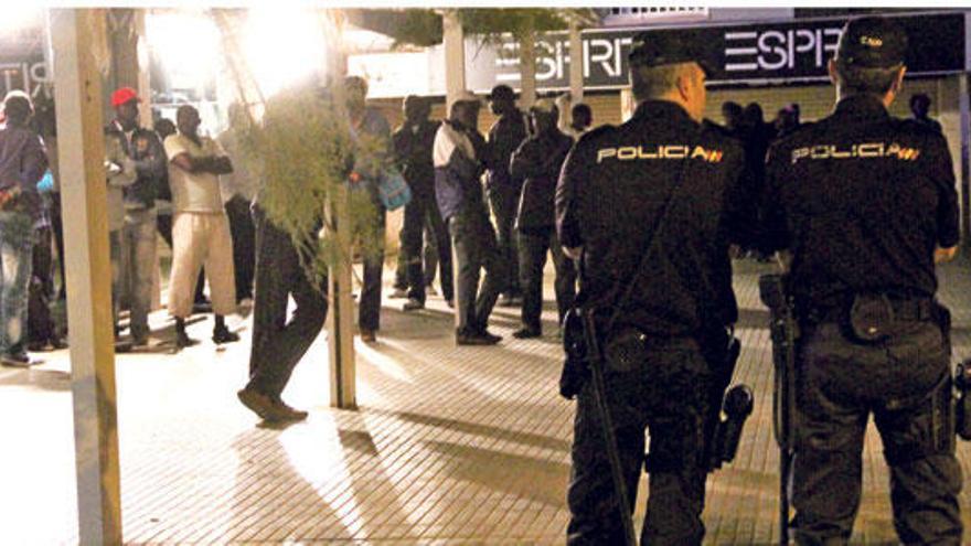 Cincuenta identificados y dos detenidos en la primera gran redada ...