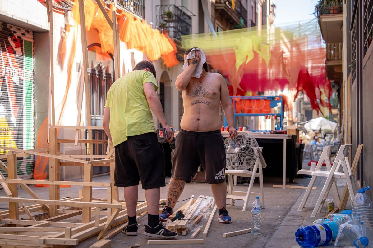 Los vecinos de Gràcia sufren la ola de calor este martes a contra reloj ...