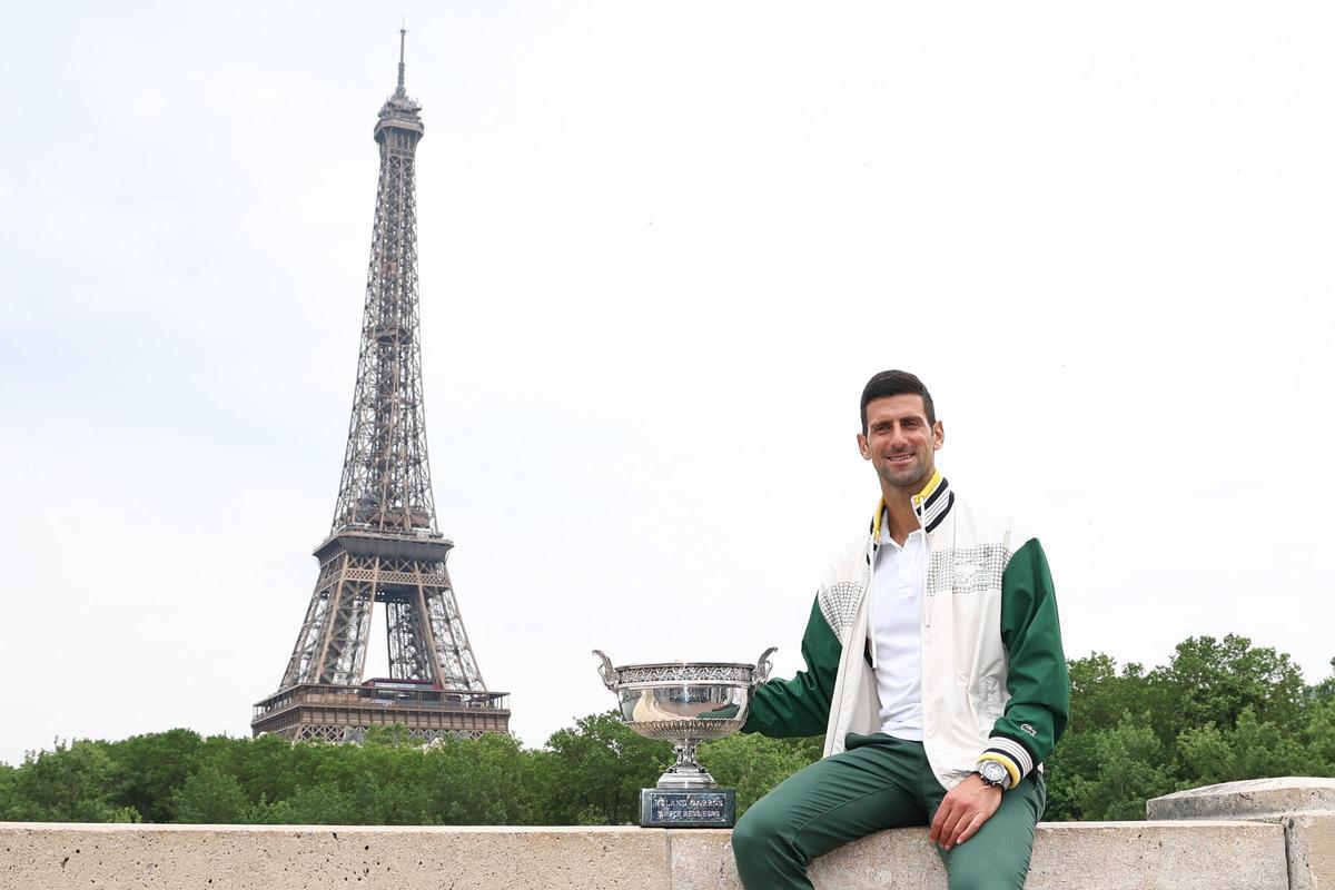 Djokovic festeja su 'grande' número 23 ante la Torre Eiffel de París
