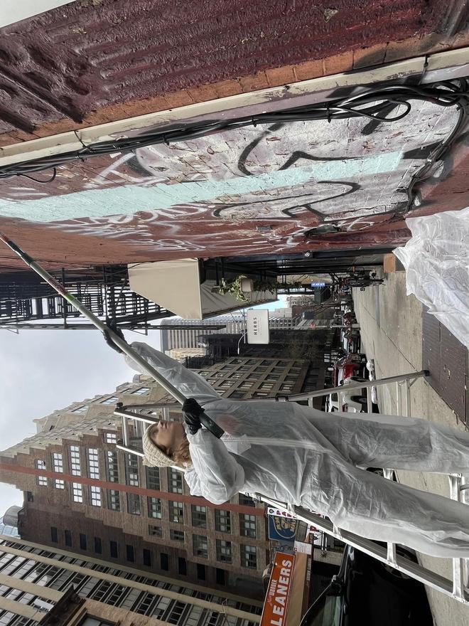 La artista viguesa Vanesa Álvarez pinta un mural sobre el Camino de ...